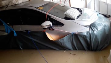 Mitsubishi Xpander owner makes car float to protect it from flood ...
