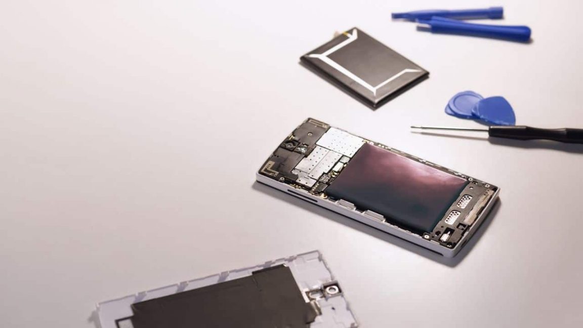 EU wants to bring back removable and replaceable batteries on ...