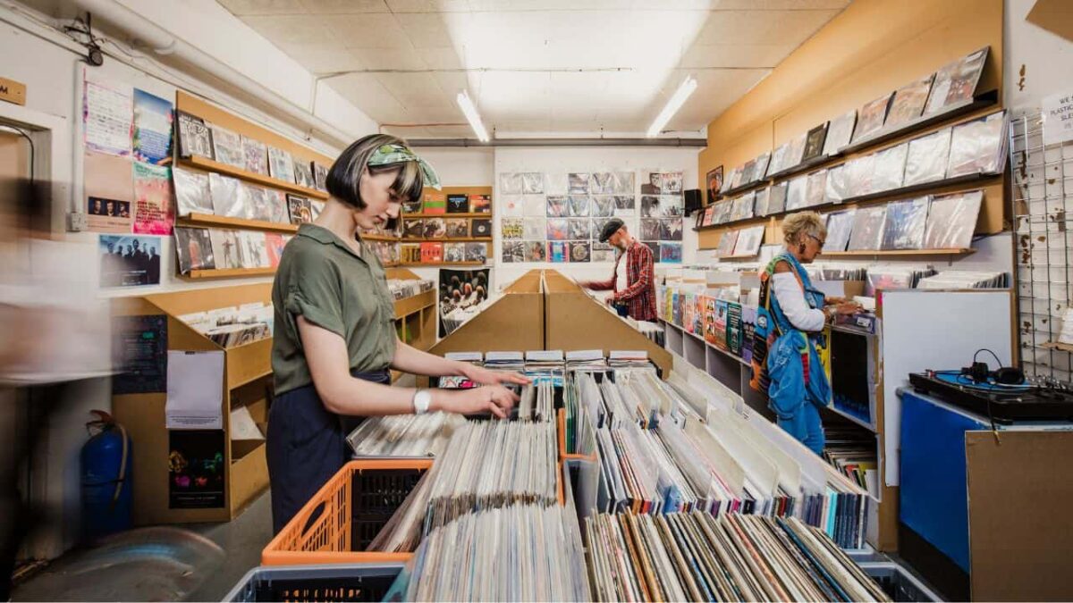 Online vs In-Store Shopping: Pros and Cons | NoypiGeeks