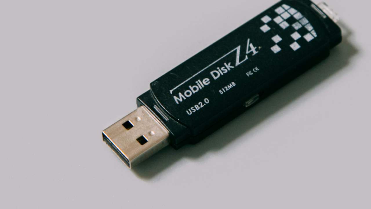 More flash drives, microSD cards are being made of sketchy, low-quality ...