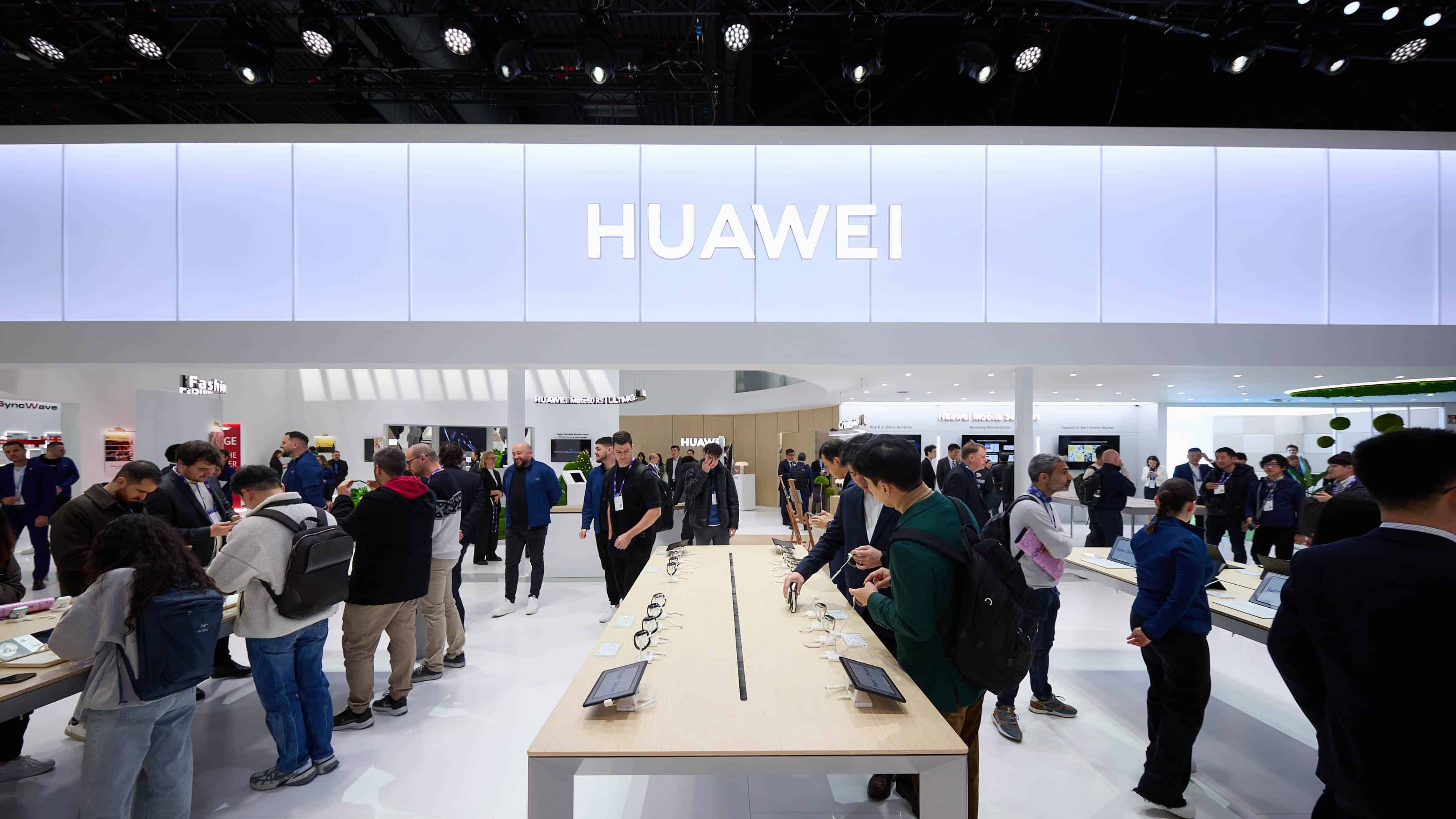 HUAWEI showcased premium, fashion-forward tech at MWC 2024 | NoypiGeeks